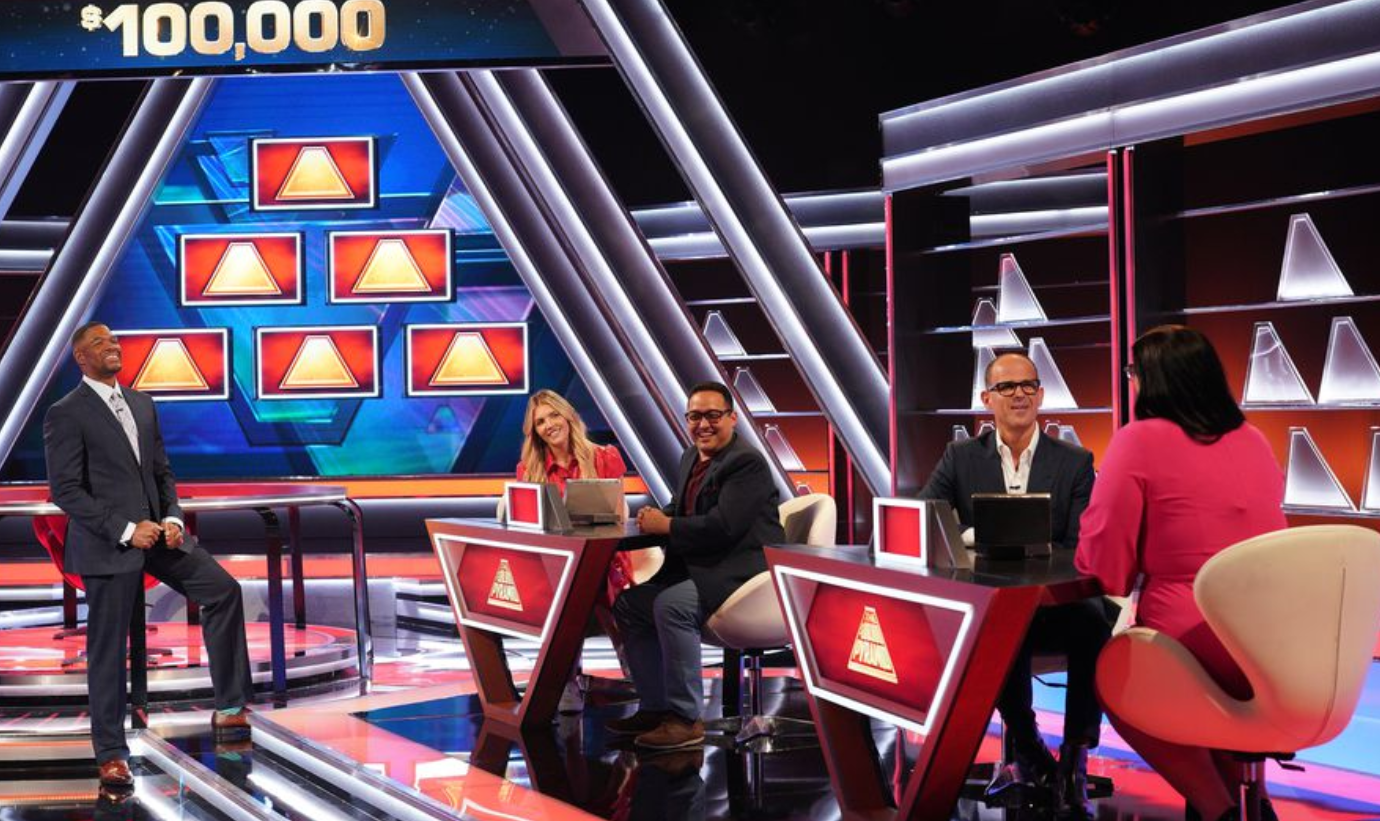 #100KPyramid Hosted by @michaelstrahan Wendi McLendon-Covey vs. Matt ...